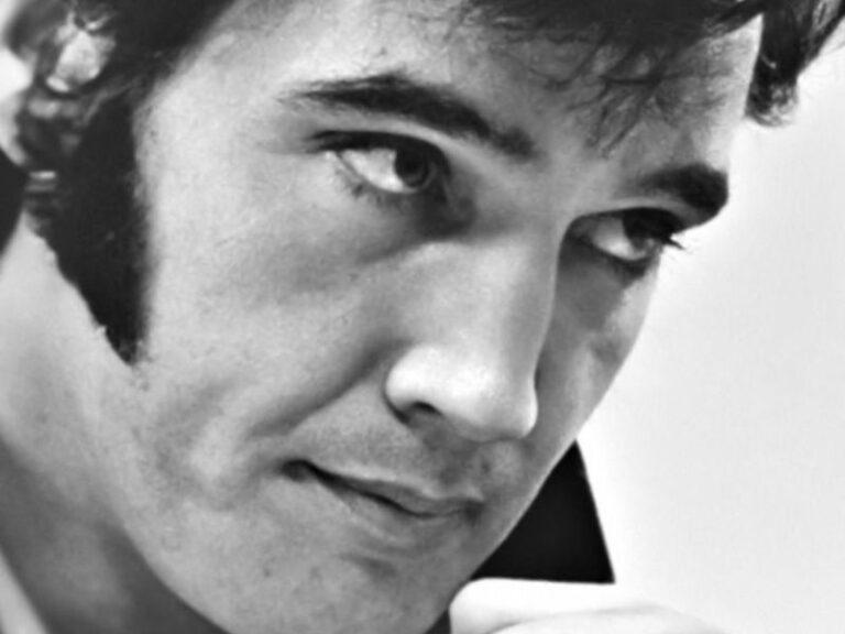 Elvis Presley – Crying in the Chapel