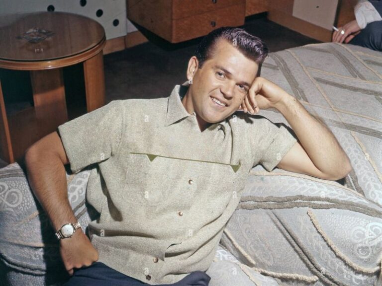 Conway Twitty – Between Blue Eyes And Jeans